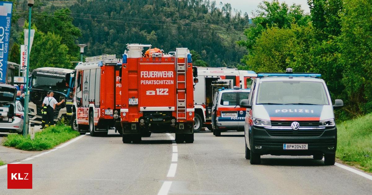Im Auto eingeklemmt: Lenker verstirbt nach Frontalkollision mit Sattelzug in Kärnten